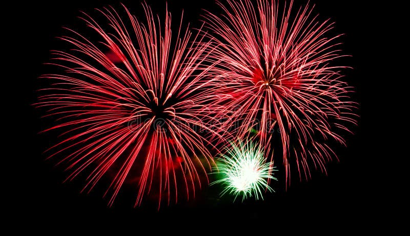 Fuegos Artificiales Rojos En El Cielo Negro Imagen de archivo - Imagen ...