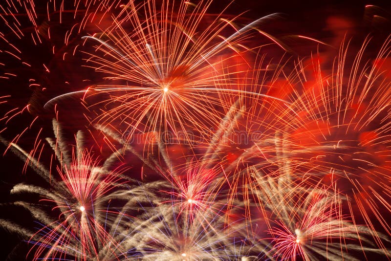 Fuegos Artificiales Rojos En El Cielo Nocturno Foto de archivo - Imagen ...