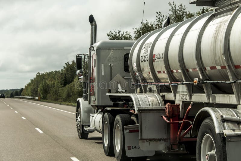 Fuel Tanker berth editorial stock image. Image of petroleum - 82164729