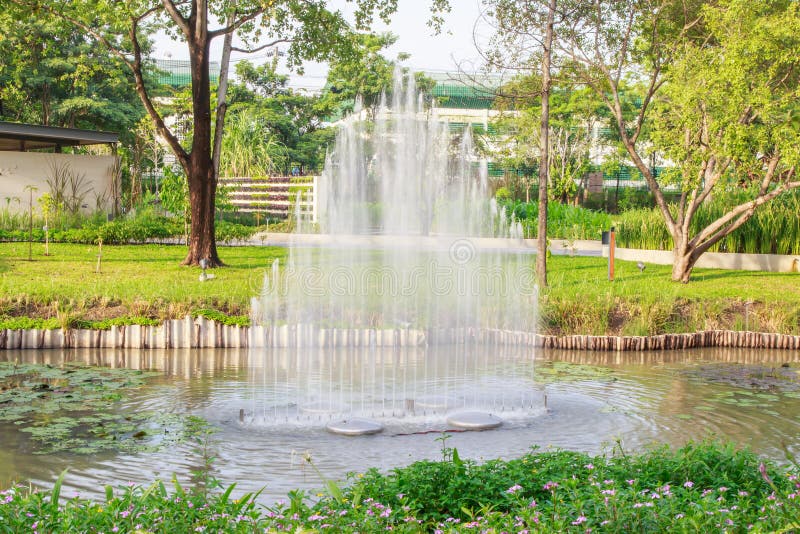 Fuente de agua en parque imagen de archivo. Imagen de claro - 61555119