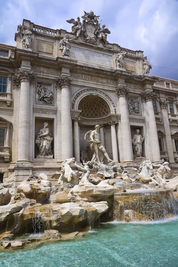 Fuente del Trevi en Roma foto de archivo. Imagen de famoso - 15182716