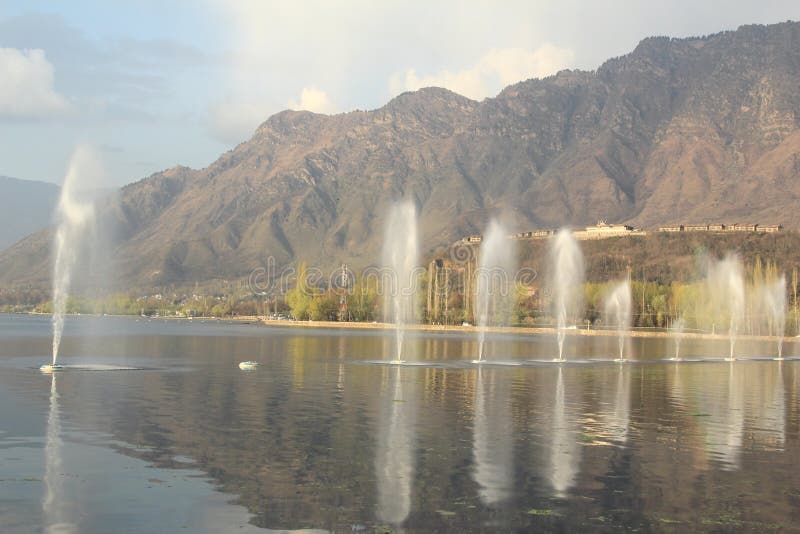 Fuente en el lago Dal. foto de archivo. Imagen de ocio - 30253634