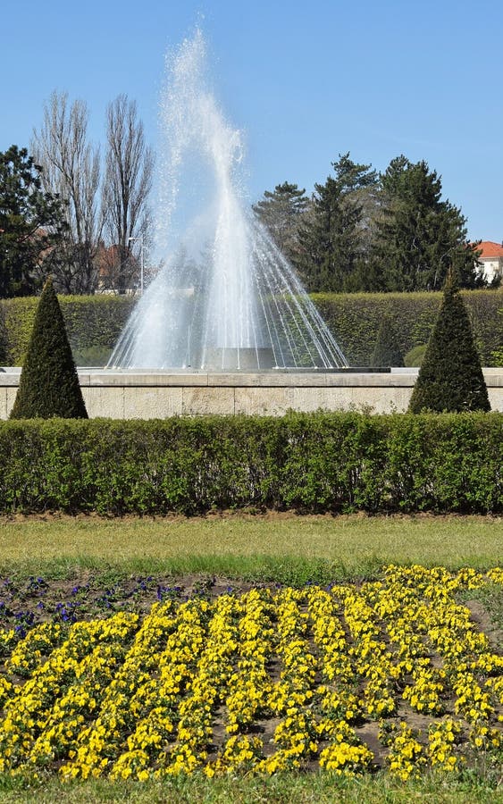 Fuente En Los Bosques Del Parque En Primavera Foto de archivo - Imagen ...