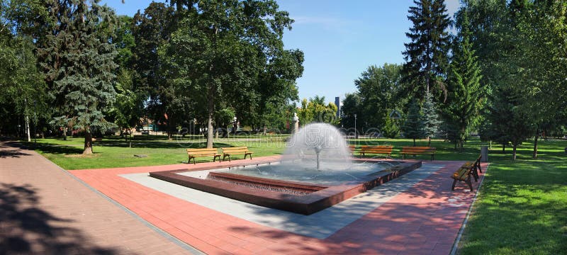 Fuente en un parque foto de archivo. Imagen de fuentes - 86614462
