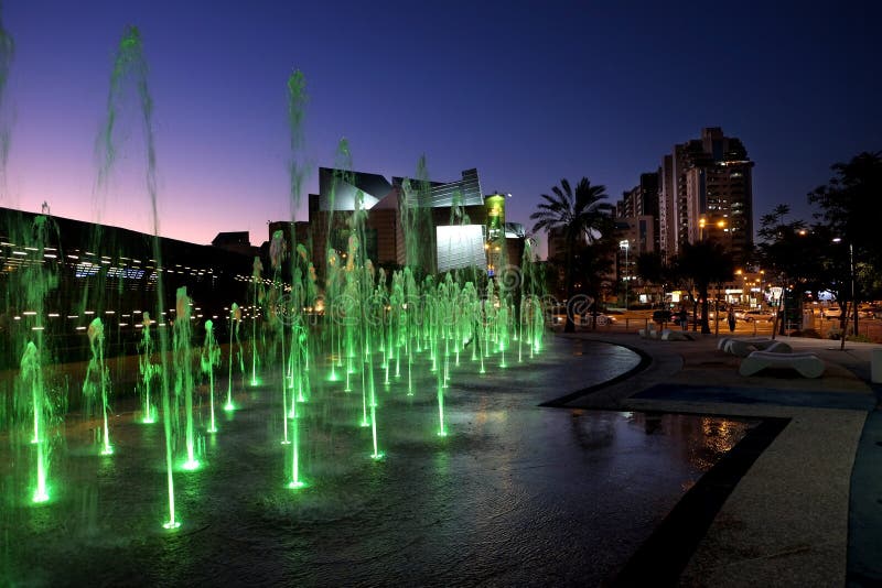 Fuente Moderna En El Parque De La Ciudad Fotografía editorial - Imagen ...