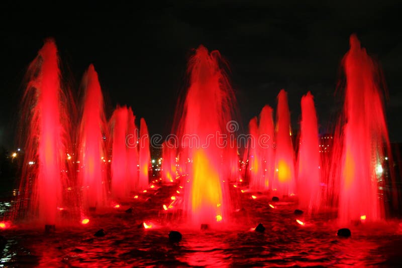 Fuente roja imagen de archivo. Imagen de imagen, parque - 2141363