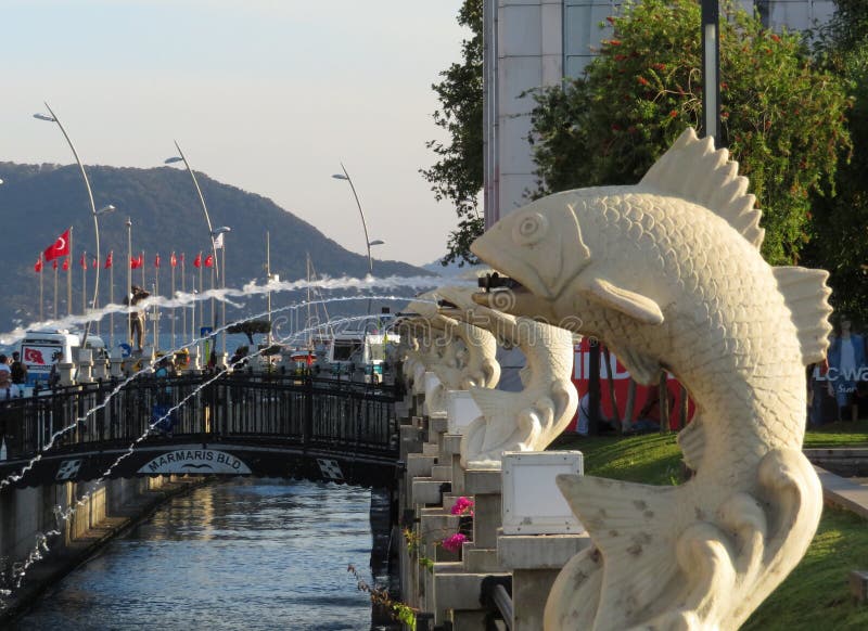Fuentes Bajo La Forma De Pescado De Piedra Imagen editorial - Imagen de ...