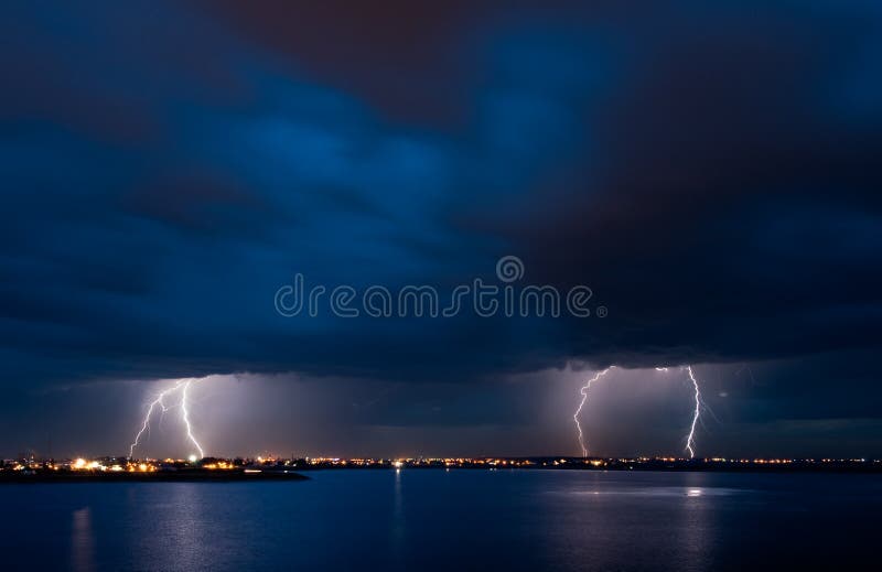 Fuera de la obscuridad imagen de archivo. Imagen de ciudad - 10877947