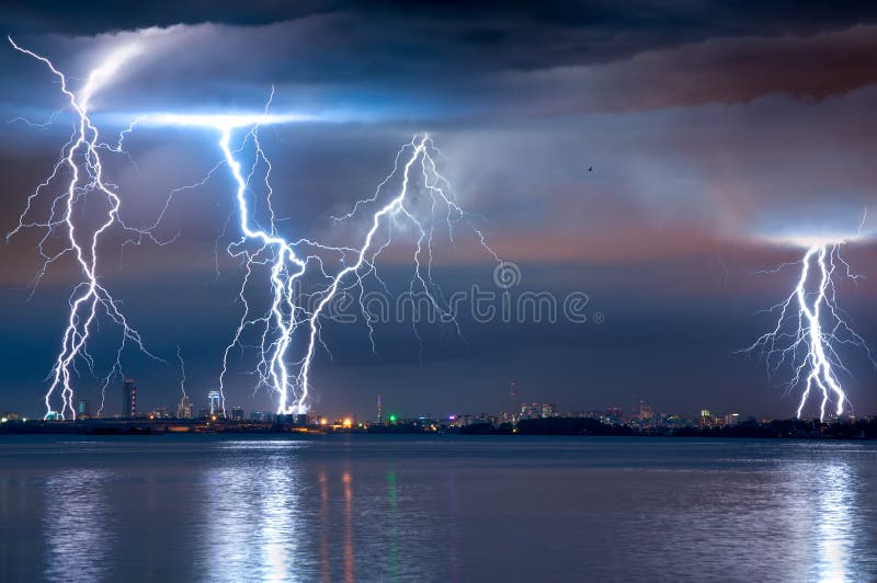 Fuerte tormenta de rayos foto de archivo. Imagen de extremo - 156494750