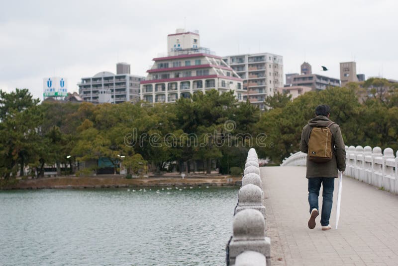 Fukuoka, Japan - Januari 1, 2019: Een Mensen Dragende Rugzak En Het ... Fukuoka, Japan - Januari 1, 2019: Een Mensen Dragende Rugzak En Het ...