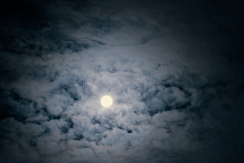 Full Moon with Clouds at Night, Dramatic Clouds in the Moonlight Stock ...