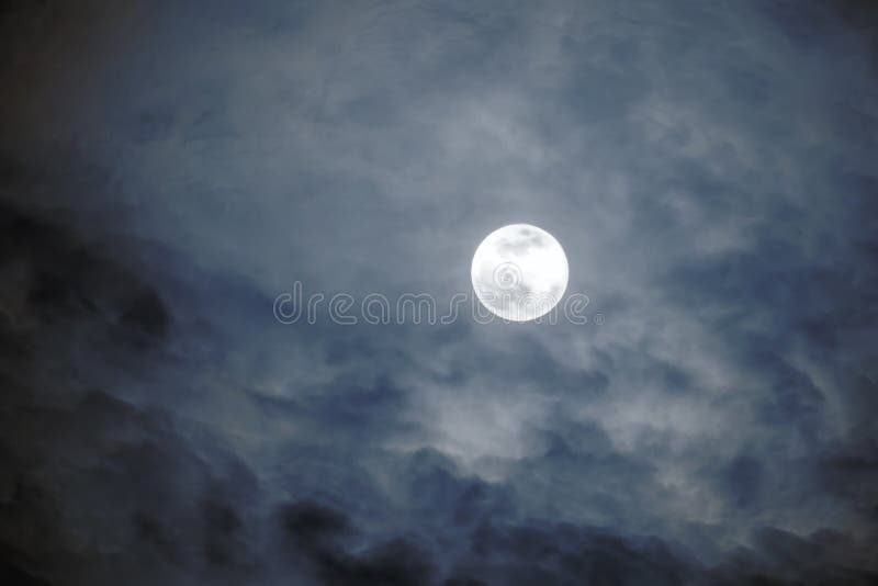 Full Moon with Clouds at Night, Dramatic Clouds in the Moonlight Stock ...