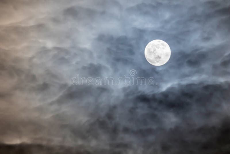 Full Moon with Clouds at Night, Dramatic Clouds in the Moonlight Stock ...