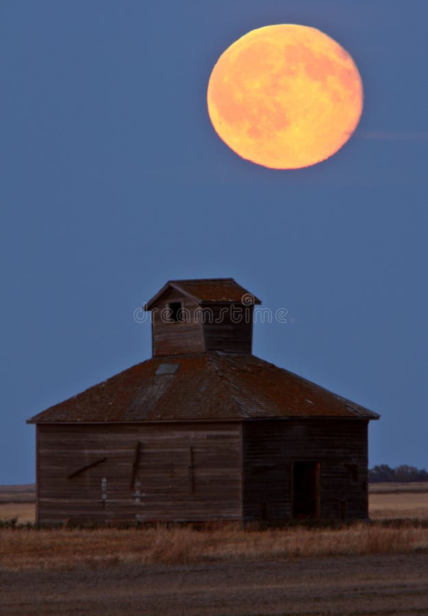 Full Moon Over Old Saskatchewan Barn Stock Image - Image of weathered ...