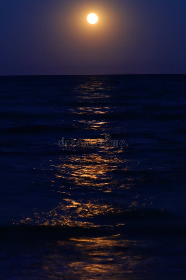 Full Moon Rising from the Sea and the Reflection of Light on Wat Stock ...