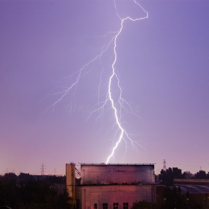 Fulminación imagen de archivo. Imagen de cielo, ciudad - 6196227