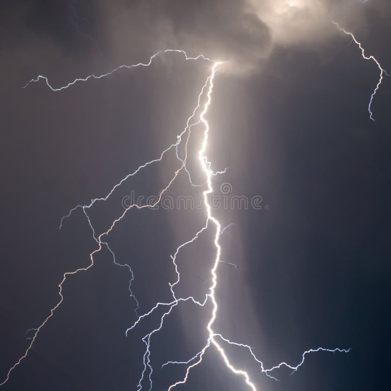 Fulmini e tuono fotografia stock. Immagine di potente - 95223422