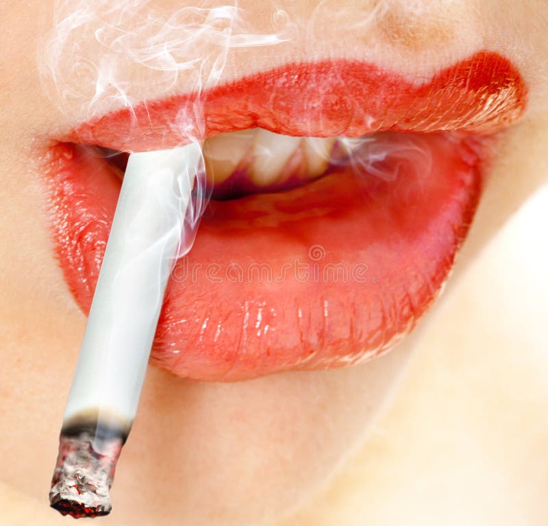 Fumar Um Cigarro E Produz Muito Fumo Foto de Stock - Imagem de bonito ...