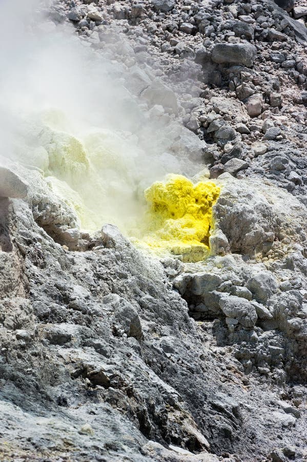 Fumarola Del Azufre En El Mt Sibayak Foto de archivo - Imagen de ...