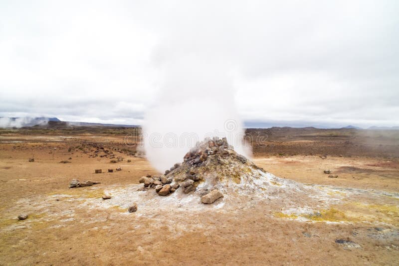 Fumarola Del Fango Y Tierra Seca Imagen de archivo - Imagen de tierra ...