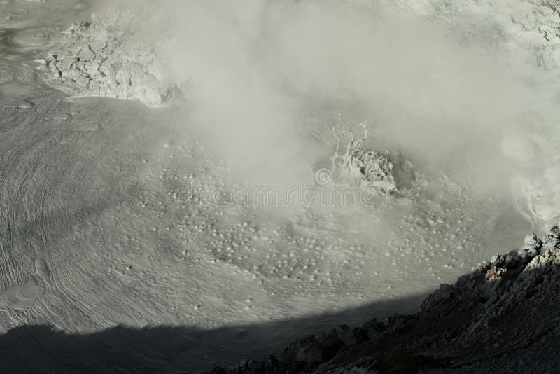 Fumarolas Del Volcán, Bolivia. Imagen de archivo - Imagen de travieso ...