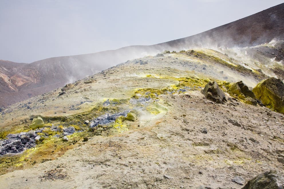 Fumarolas en Vulcano imagen de archivo. Imagen de sicilia - 34526879