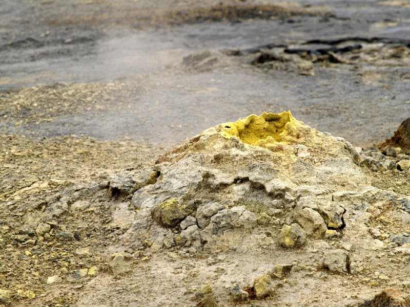 Fumarole met zwavel stock afbeelding. Image of vulkanisme - 12063873