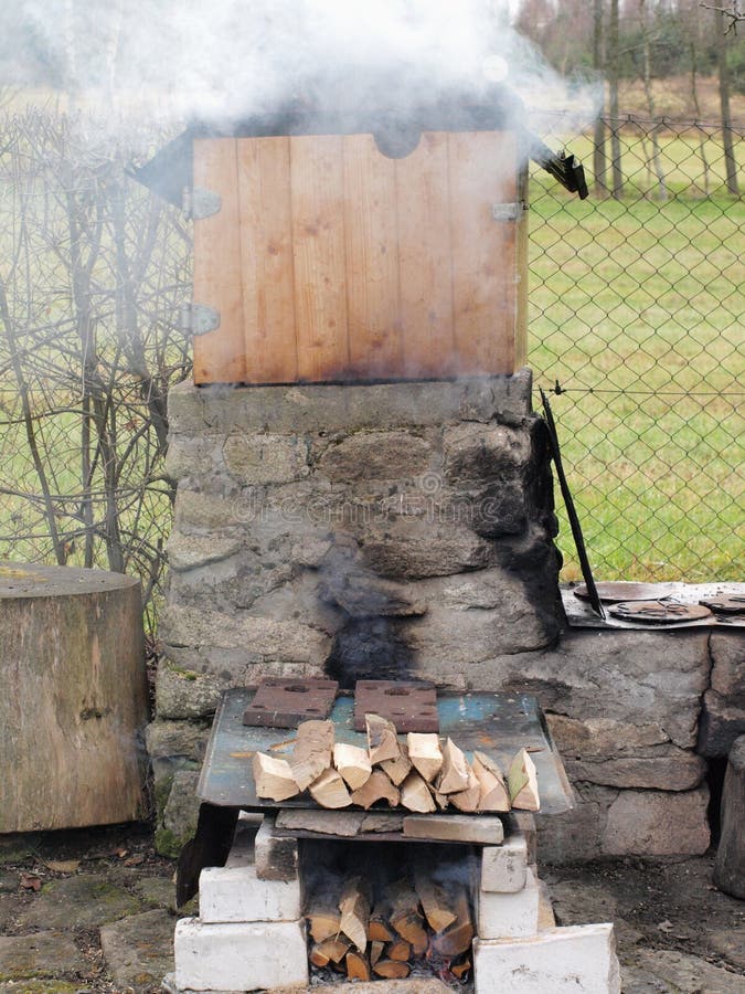 Fumeiro rural tradicional imagem de stock. Imagem de alimento - 48173081