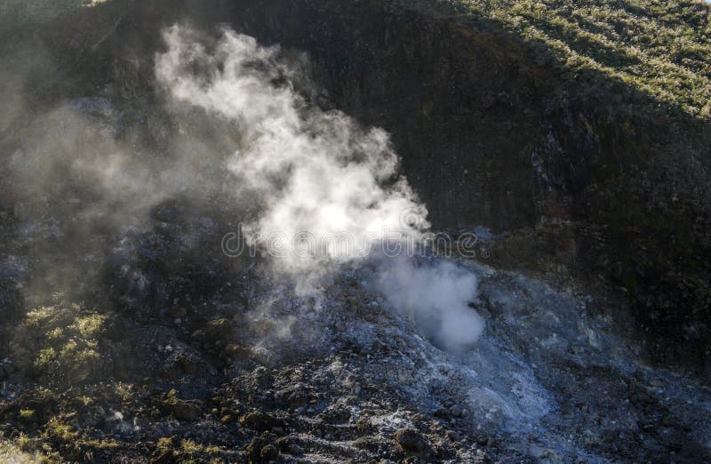 Fumerolle Active Avec Des Gisements De Soufre Et D'arsenic Photo stock ...