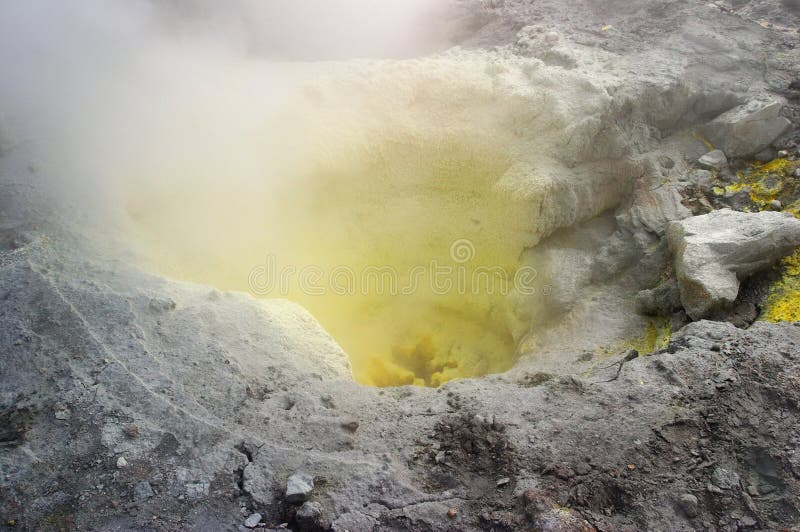 Fumerolle Active Avec Des Gisements De Soufre Et D'arsenic Photo stock ...