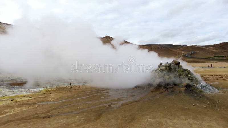 Fumerolle de tabagisme photo stock. Image du fumée, course - 85873866