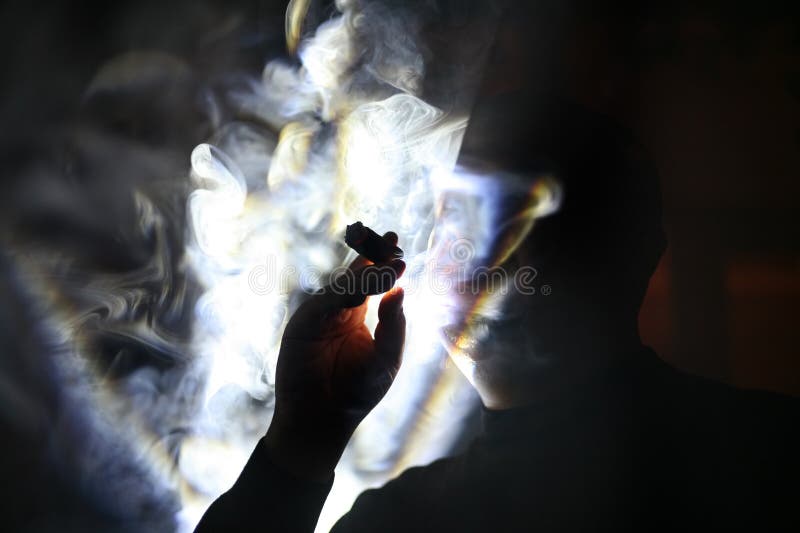 Main de fumeur image stock. Image du réseau, foncé, doigts - 10459335