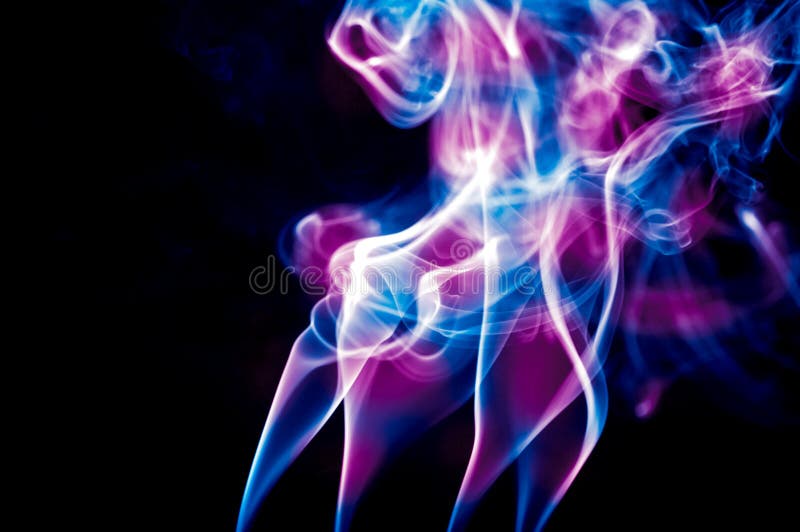 Fumo azul e cor-de-rosa imagem de stock. Imagem de seda - 2671311