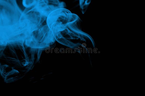 Fumo blu sul nero immagine stock. Immagine di colore - 13244807