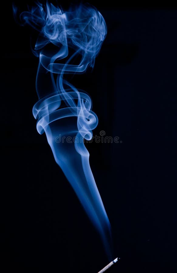 Fumo blu sul nero fotografia stock. Immagine di genio - 15459920