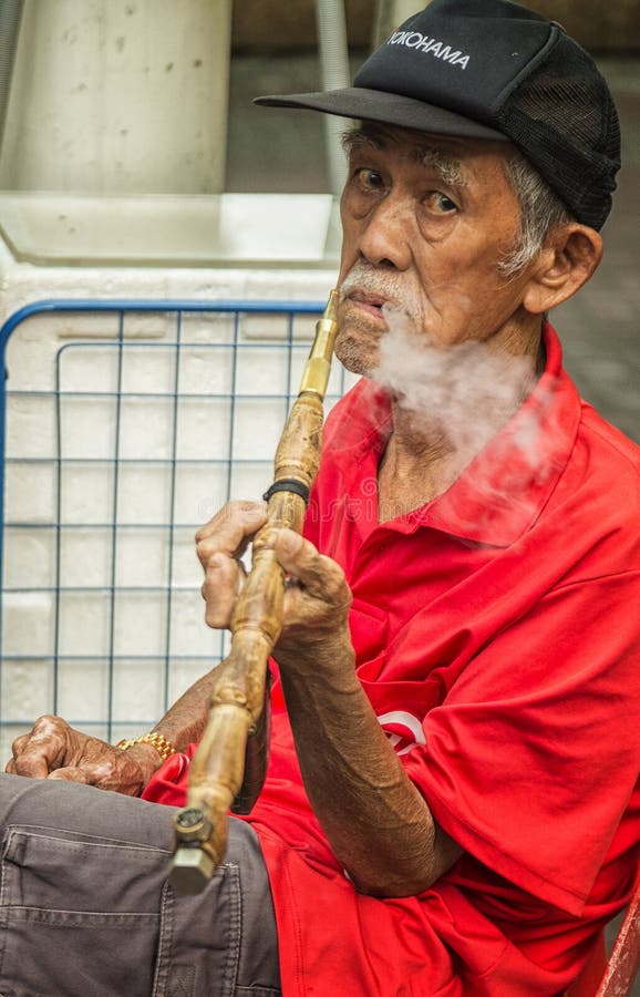 Fumo chinês velho do homem fotografia editorial. Imagem de antigo ...