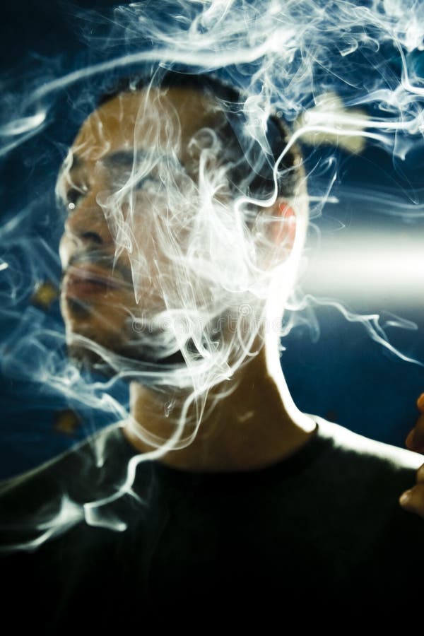 Fumo de cigarro imagem de stock. Imagem de viciado, fumante - 7361757