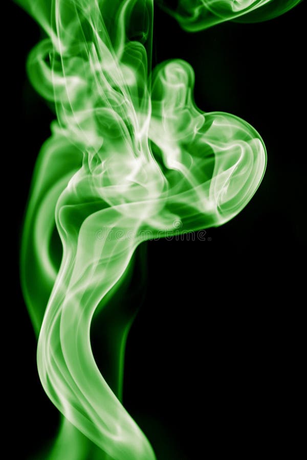 Fumo verde no fundo preto imagem de stock. Imagem de flama - 100384745