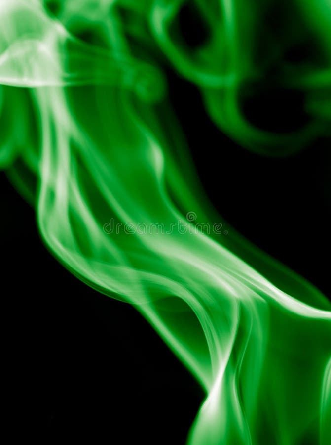 Fumo verde no fundo preto foto de stock. Imagem de curva - 103654054