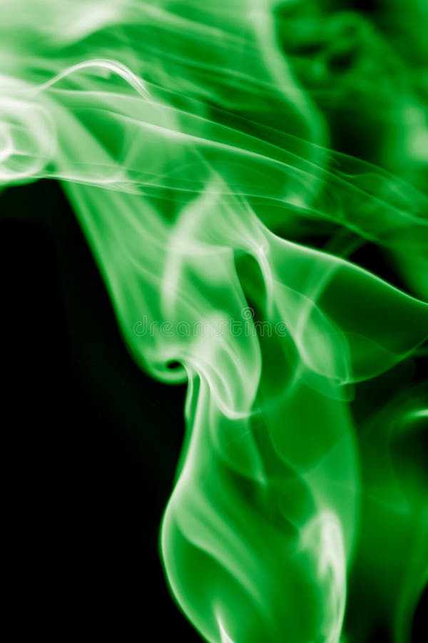 Fumo verde no fundo preto foto de stock. Imagem de redemoinho - 104180604