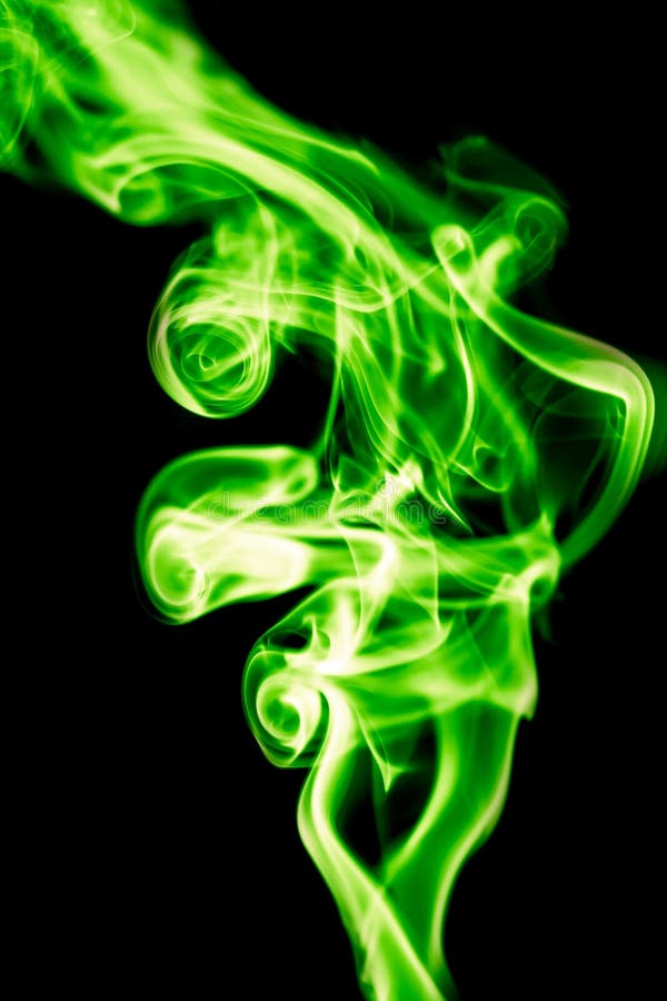 Fumo verde no fundo preto imagem de stock. Imagem de queimadura - 104589467