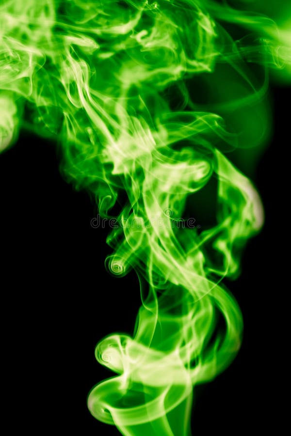 Fumo verde no fundo preto foto de stock. Imagem de flama - 104589610