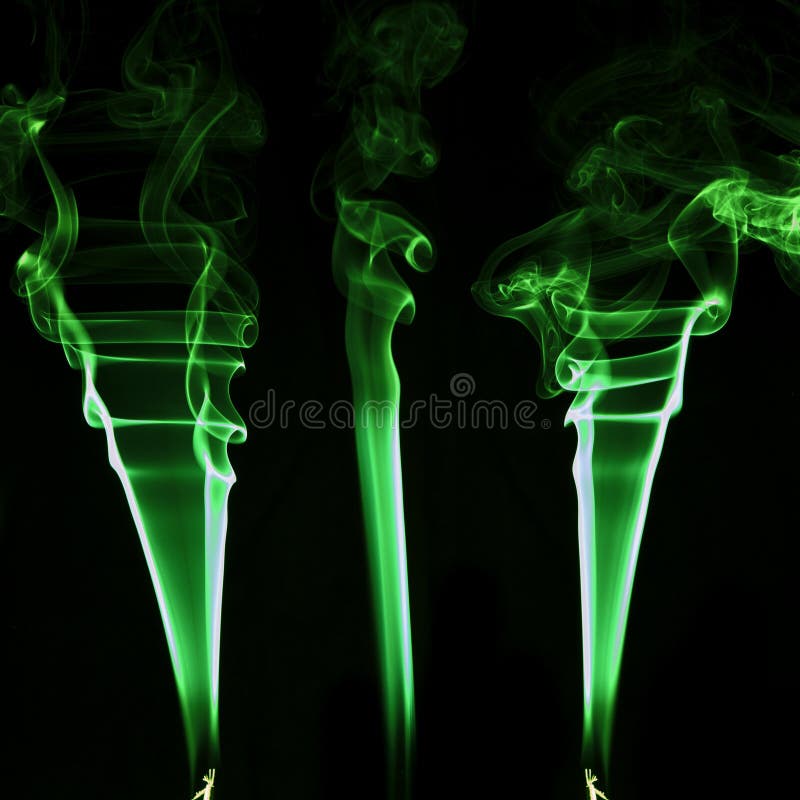 Fumo verde no fundo preto foto de stock. Imagem de forma - 107916694