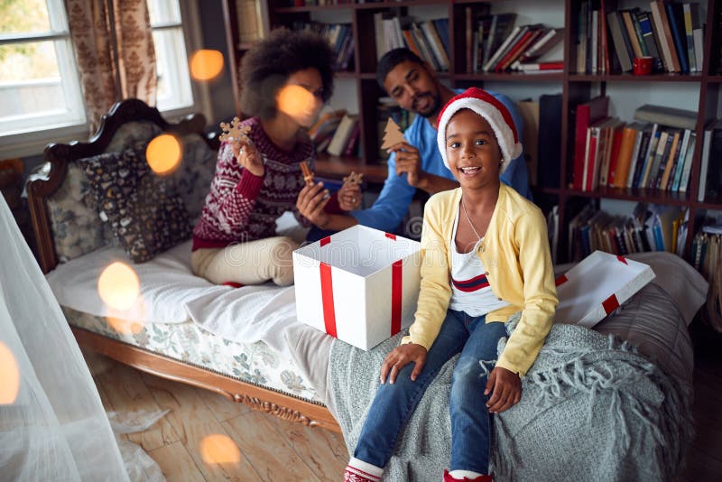 Fun En Vrolijk Kerstfeest Familie Samen Met Een Klein Meisje Dat ... Fun En Vrolijk Kerstfeest Familie Samen Met Een Klein Meisje Dat ...