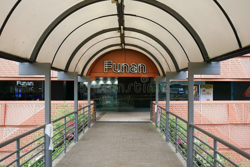 Funan Singapur 2 De Junio De 2022. Las Tiendas De Los Edificios De Los ...