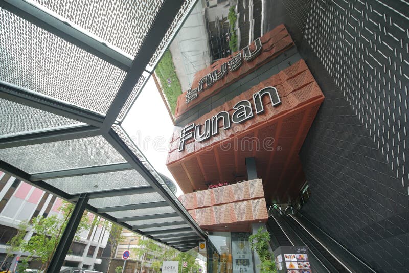 Funan Singapur 2 De Junio De 2022. Las Tiendas De Los Edificios De Los ...