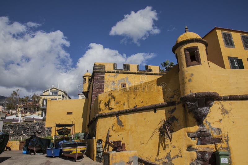 Funchal, Madeira, Portugal - Castillo Amarillo Foto de archivo - Imagen ...
