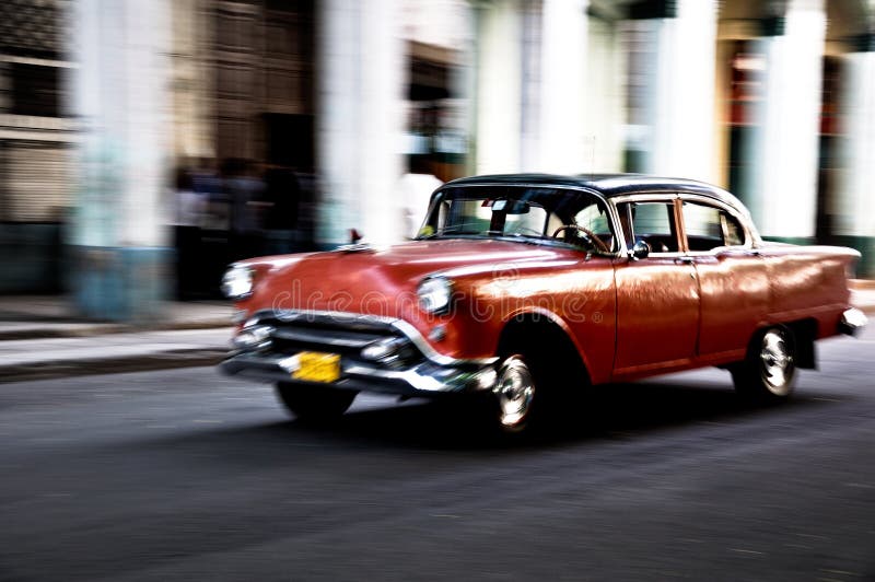 Coche cubano en marcha imagen de archivo. Imagen de mudanza - 19096527