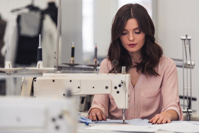 Funcionamiento Hermoso De La Modista Foto de archivo - Imagen de gente ...