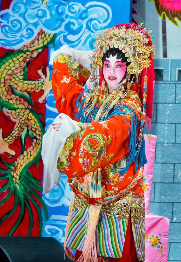 Funcionamiento a Solas De La Actriz China De La ópera En Etapa Imagen ...